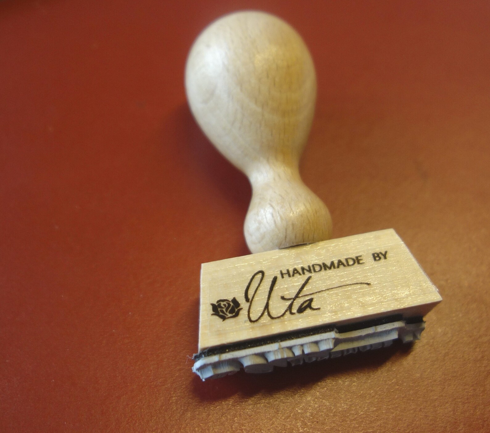 Avec votre nom, votre signature ou votre texte. Un tampon fait main ...