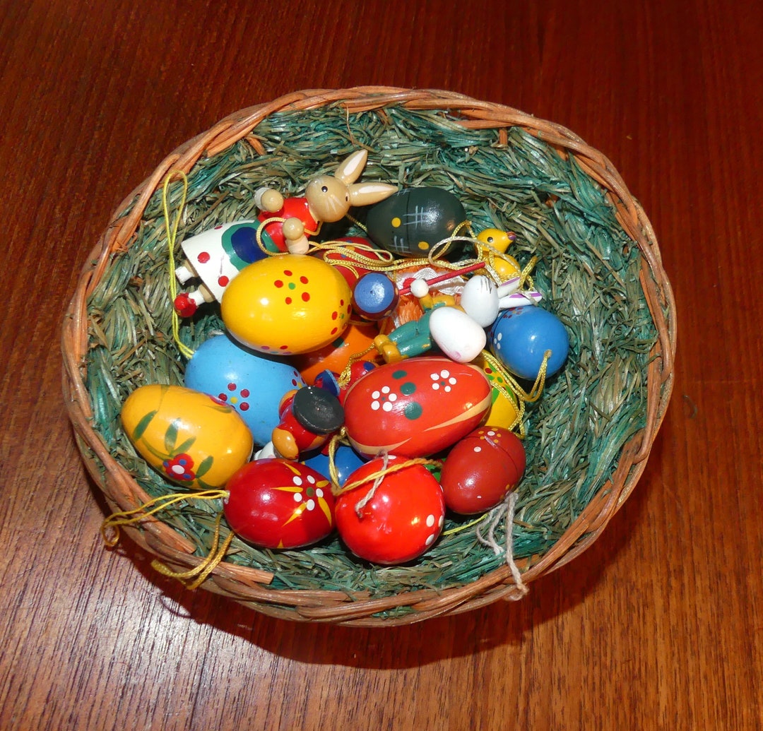 Vintage 22 Easter Jewelry Pendant Eggs Wooden Easter Shrub Basket ...