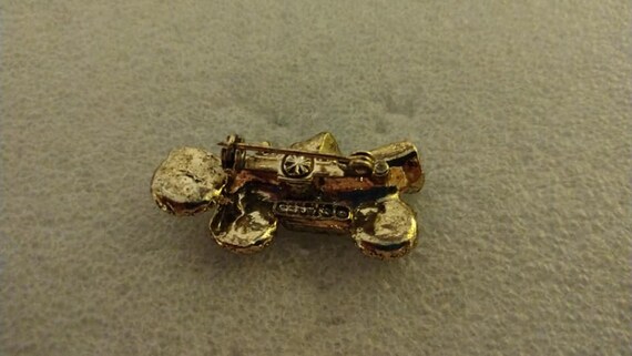 Small 1970s-era Gerry's gold-tone Ford Model T car pin - Gem