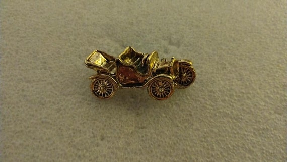 Small 1970s-era Gerry's gold-tone Ford Model T car pin - Gem