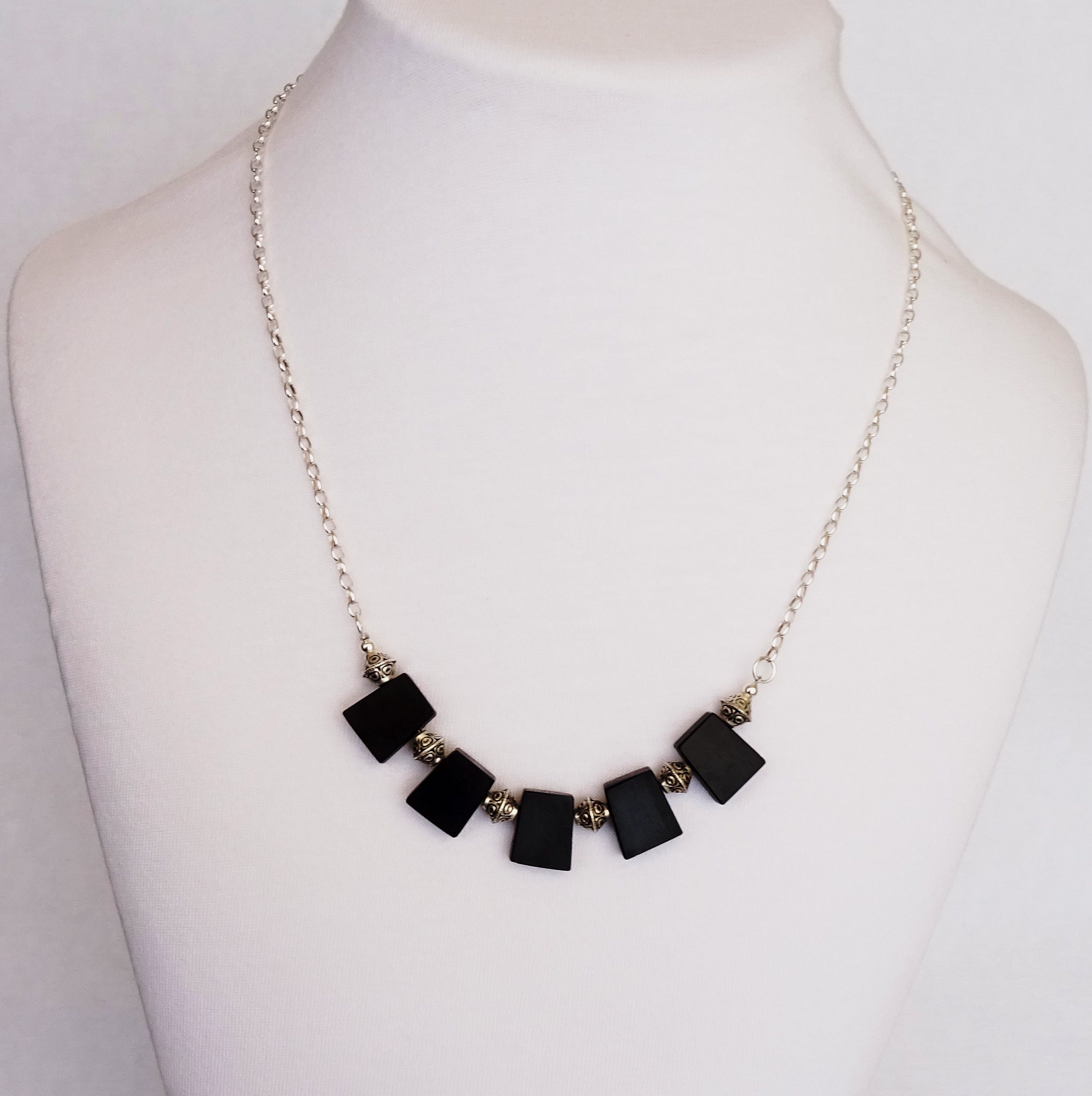 Collar negro de ébano y plata - Etsy España