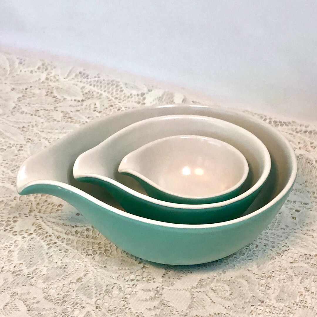 Mid-century Modern Teardrop Footed Nesting Bowls / Matte Green & White ...