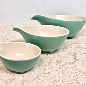 Mid-century Modern Teardrop Footed Nesting Bowls / Matte Green & White ...