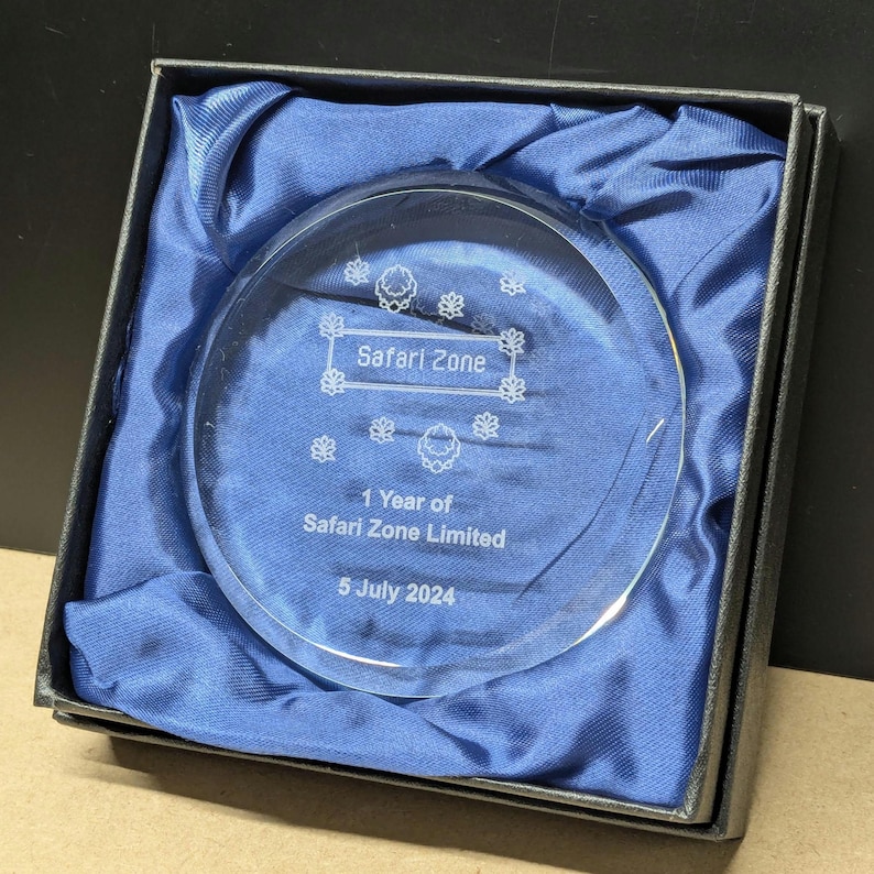 Round Glass Paperweight (in Presentation Case) - Personalisable ...