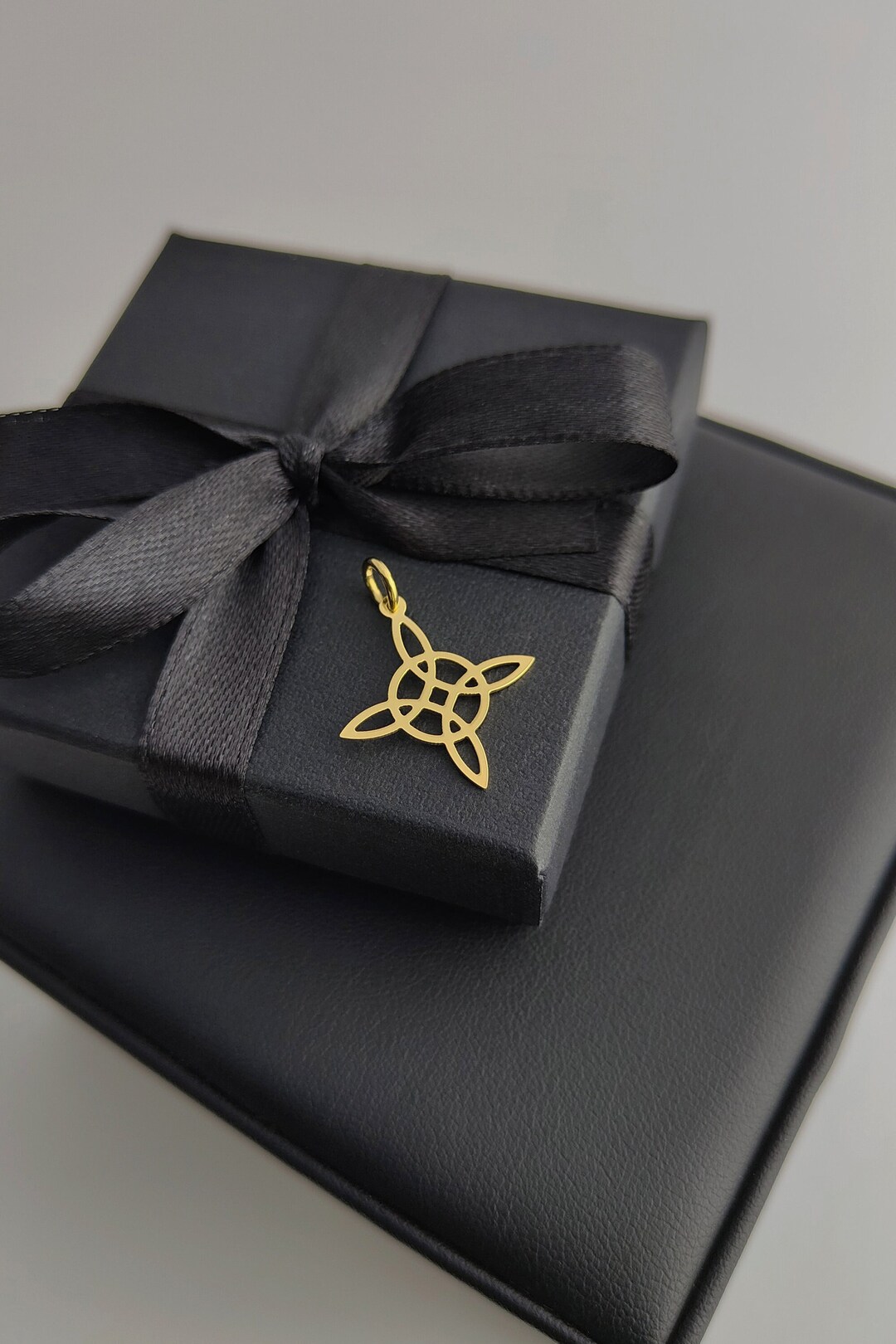 18K Gold Witch Knot, 18K Solid Gold Celtic Knot, Wiccan Pendant. Wicca ...