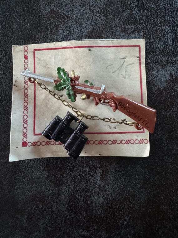 Vintage brooch hunting on original map plastic - Gem