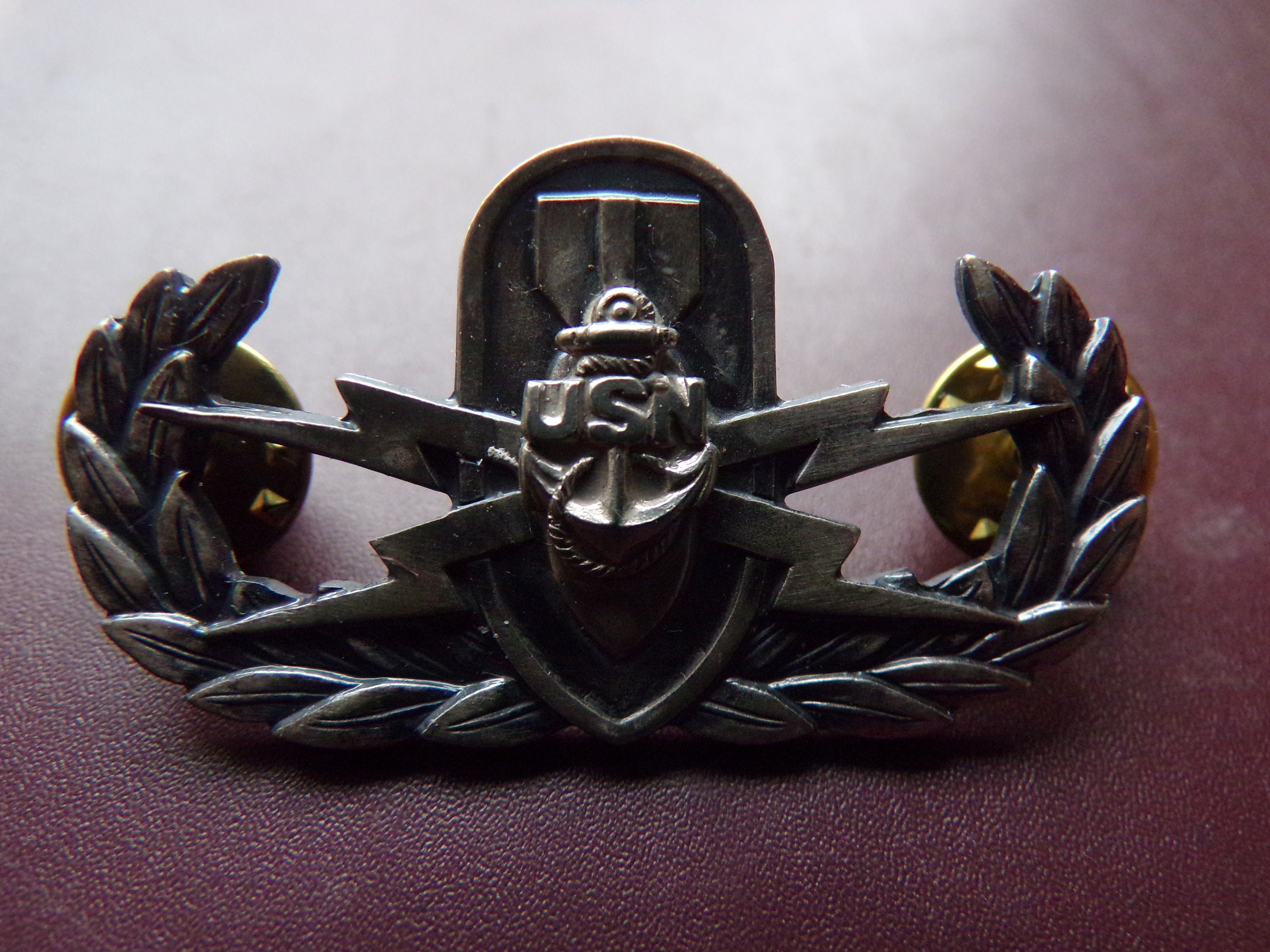 US Navy Explosive Ordnance Bomb Disposal Warfare EOD Crab Badge Insignia Medal Pin USN Uniform ...