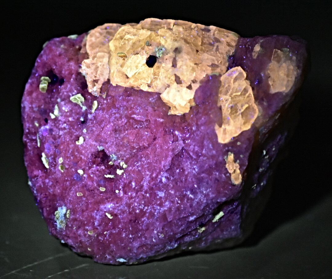 118 Gm Natural Fluorescent Marialite Scapolite With Phlogopite on ...