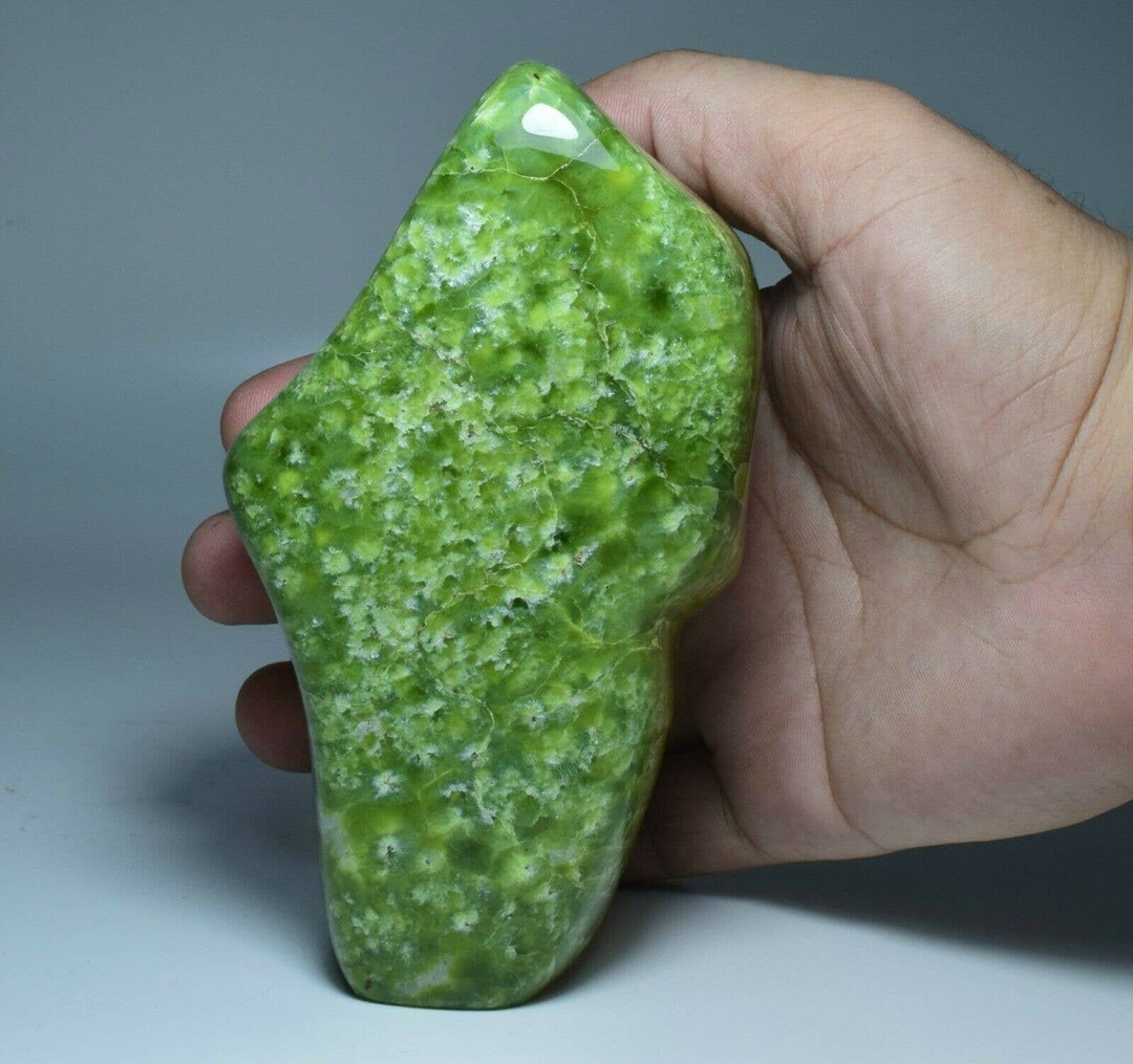Natural Beautiful Self Stand Green Color Tremolite Tumbled Stone 718 ...