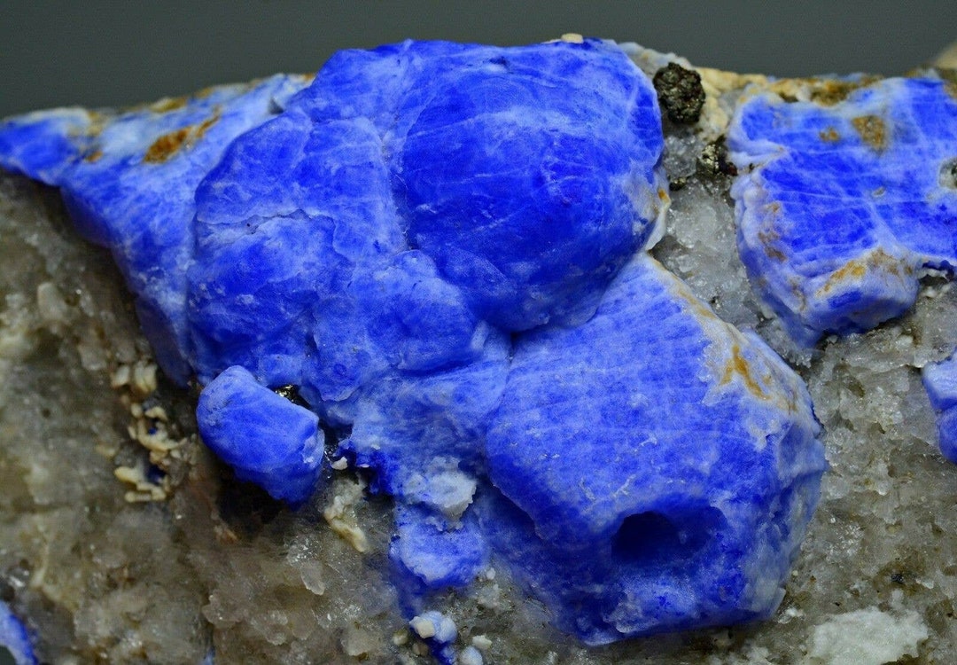 781 Gram Fluorescent Phosphorescent Blue Hackmanite W/ Forsterite ...