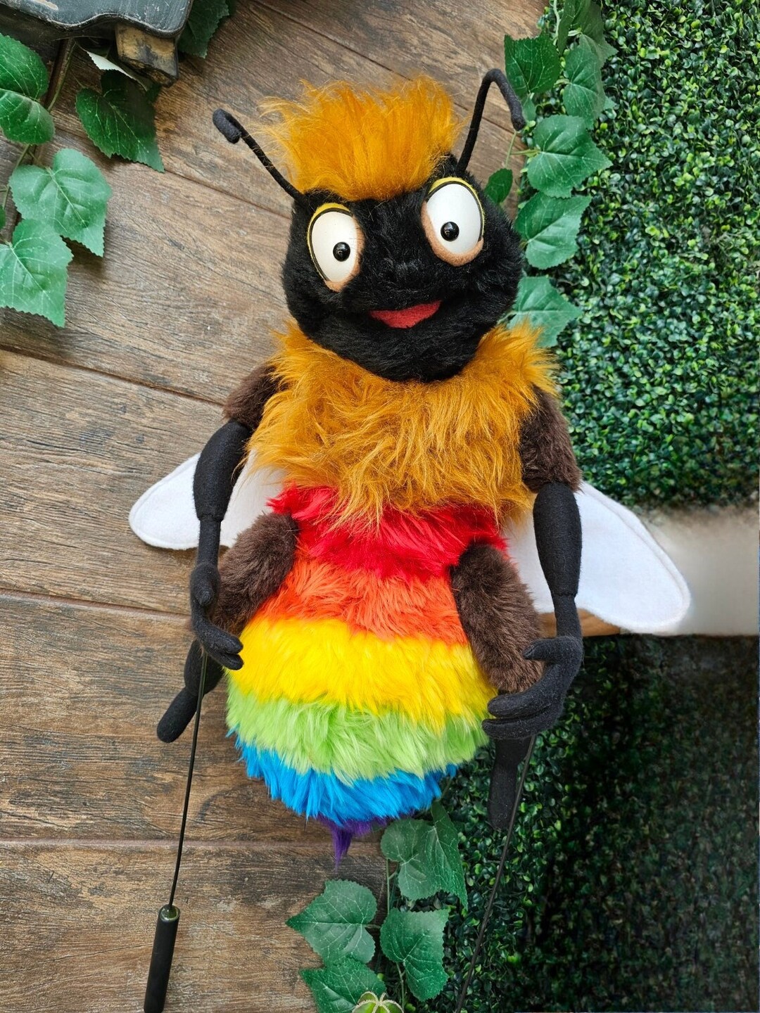 Rainbow Bee, Hand Rod Full-Body puppet // Abeja arcoiris Títere de mano ...