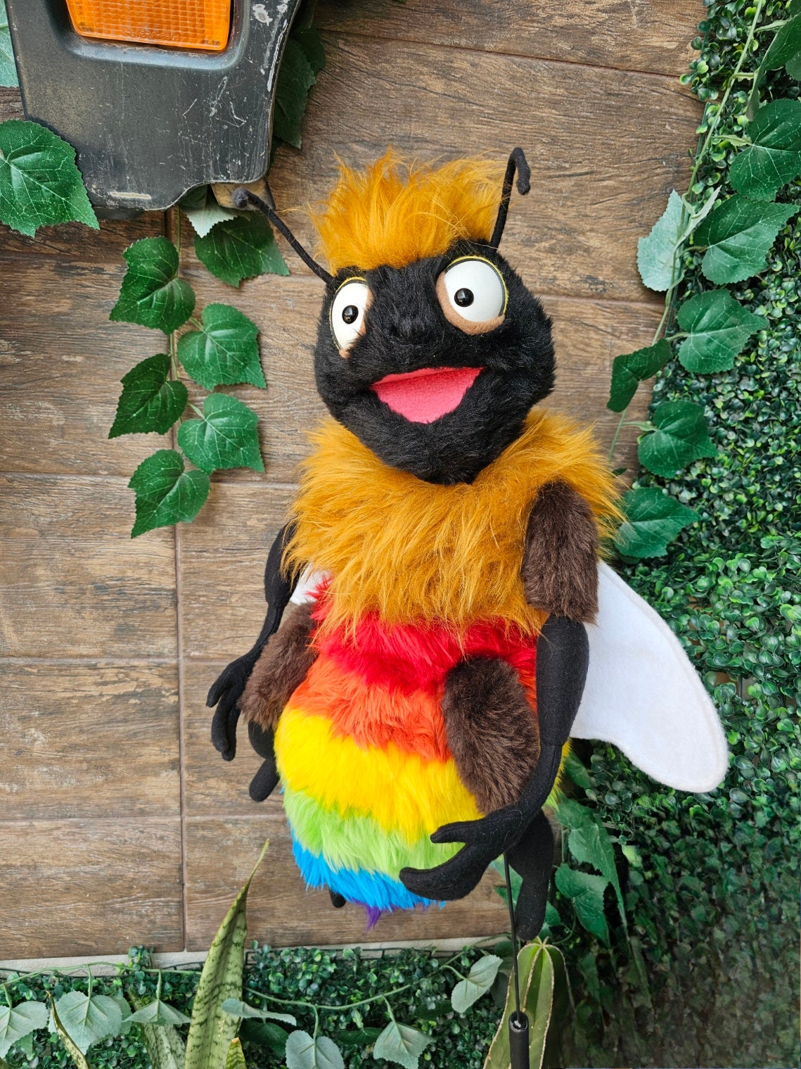 Rainbow Bee, Hand Rod Full-Body puppet // Abeja arcoiris Títere de mano ...