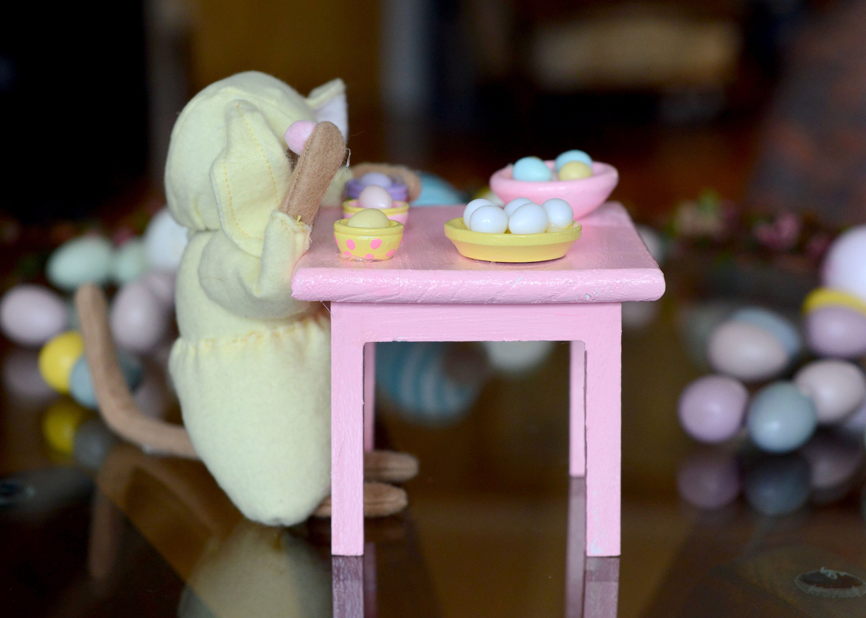 Ratón conejo en amarillo decorando huevos de Pascua | Etsy