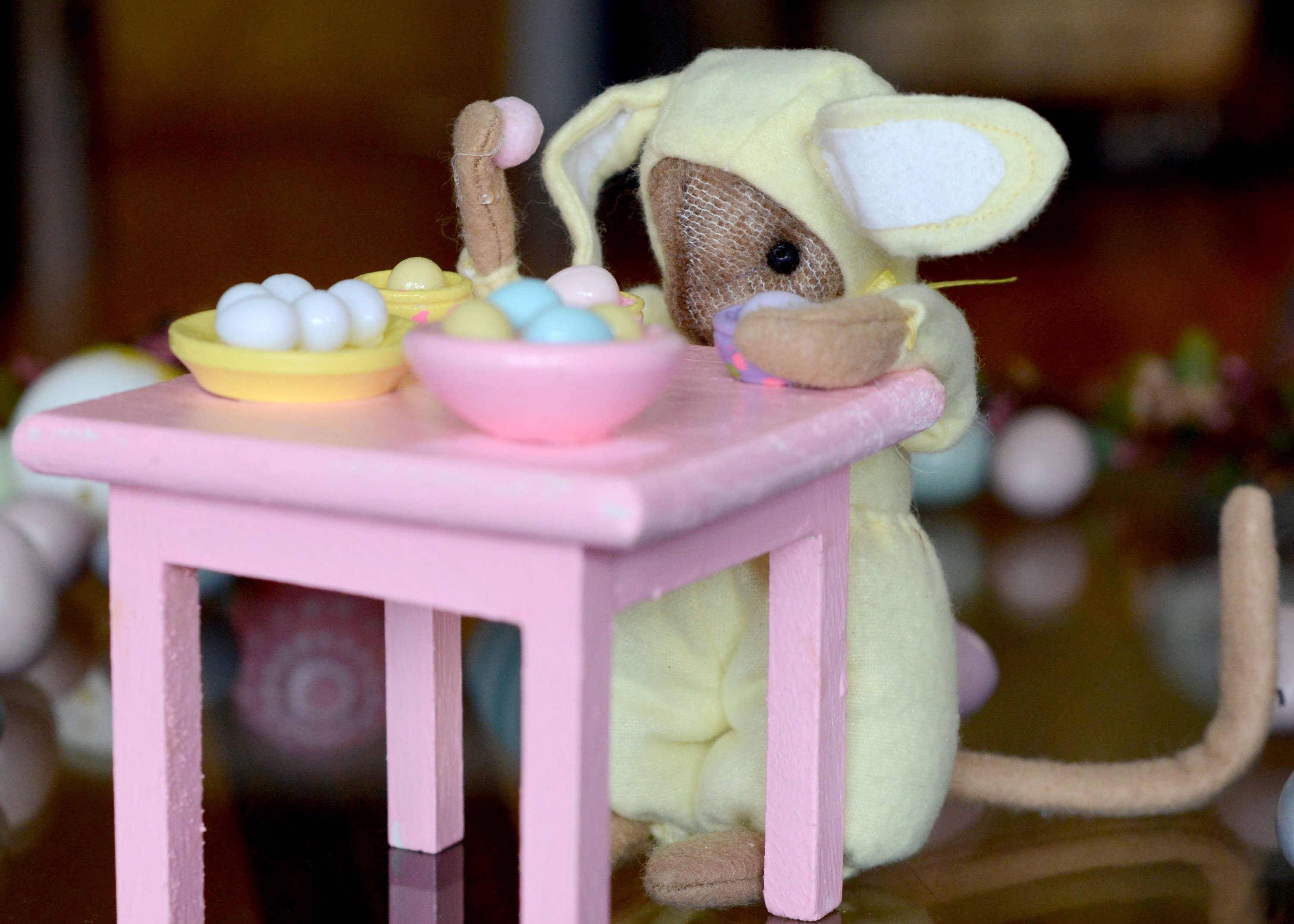 Ratón conejo en amarillo decorando huevos de Pascua - Etsy España