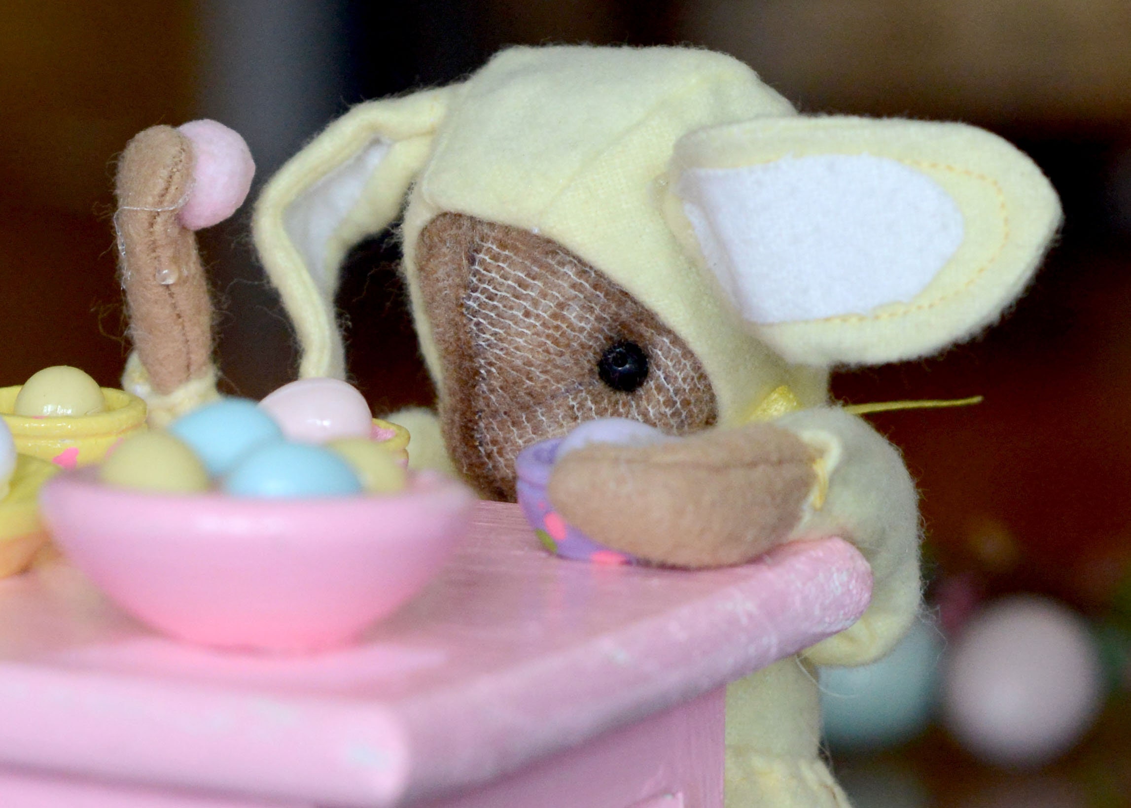 Ratón conejo en amarillo decorando huevos de Pascua - Etsy España