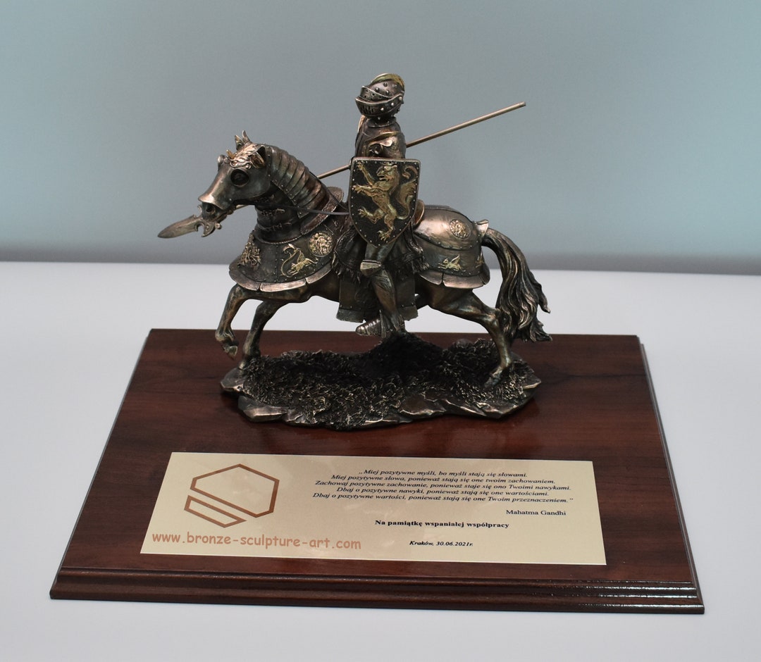 Ritter auf Pferd mit Lanze-Skulptur, Statue mit Brett und gravierter ...