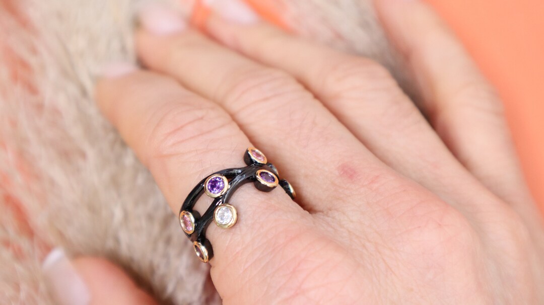 Anel esmaltado preto e dourado: zircônias coloridas, metal misto ...