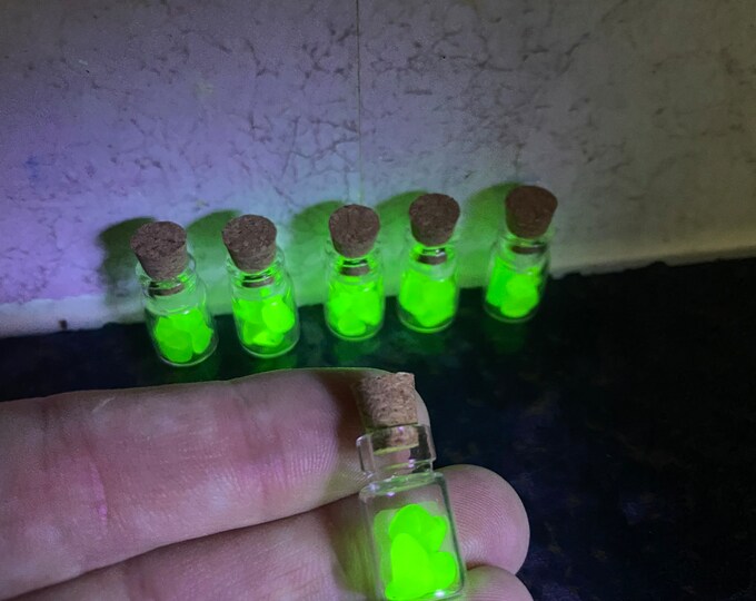 Vintage 1950s 1960s Green Glass Uranium Crystal Diamante Curved Ribbon ...