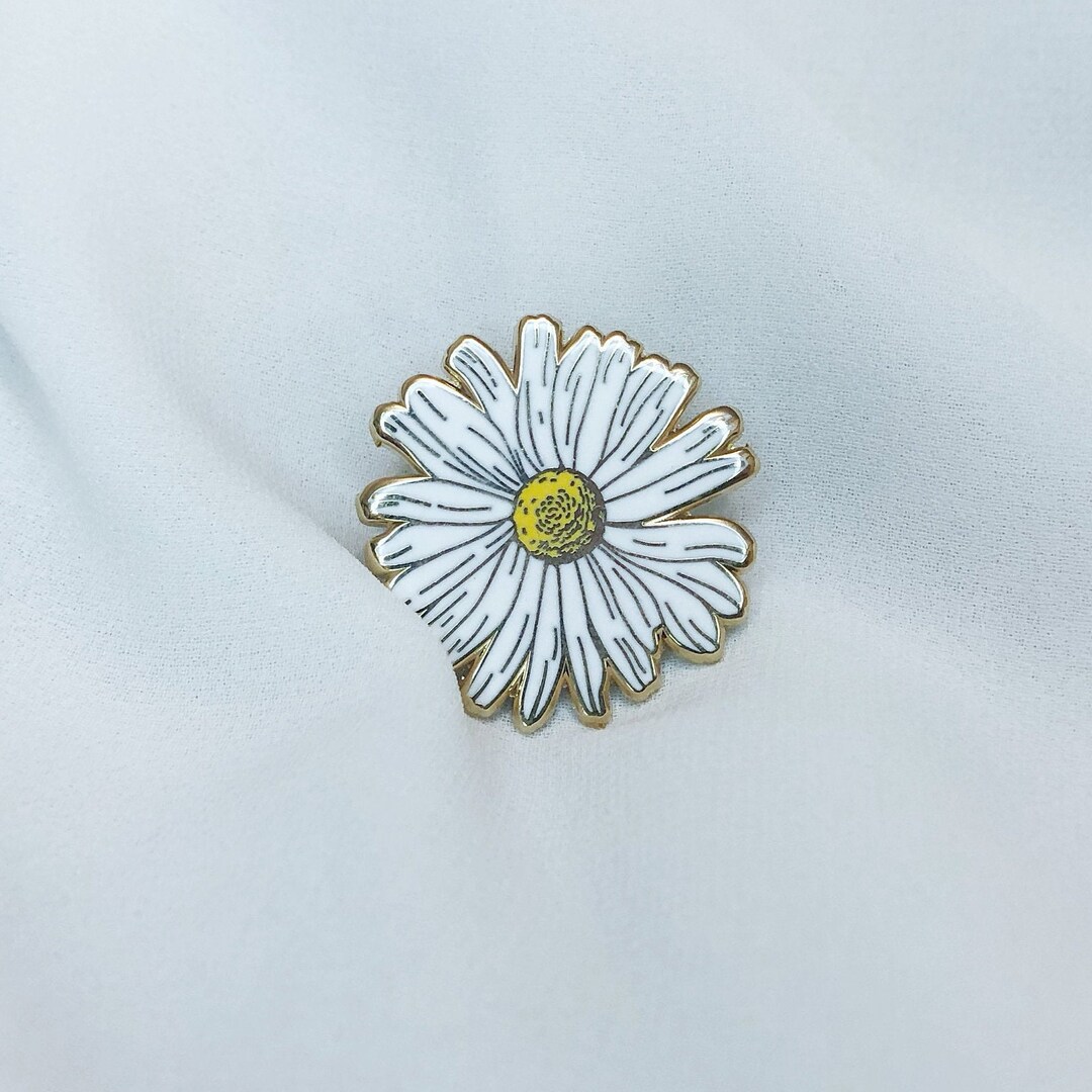 Daisy Enamel Pin // Plant Pin // Botanical Pin - Etsy