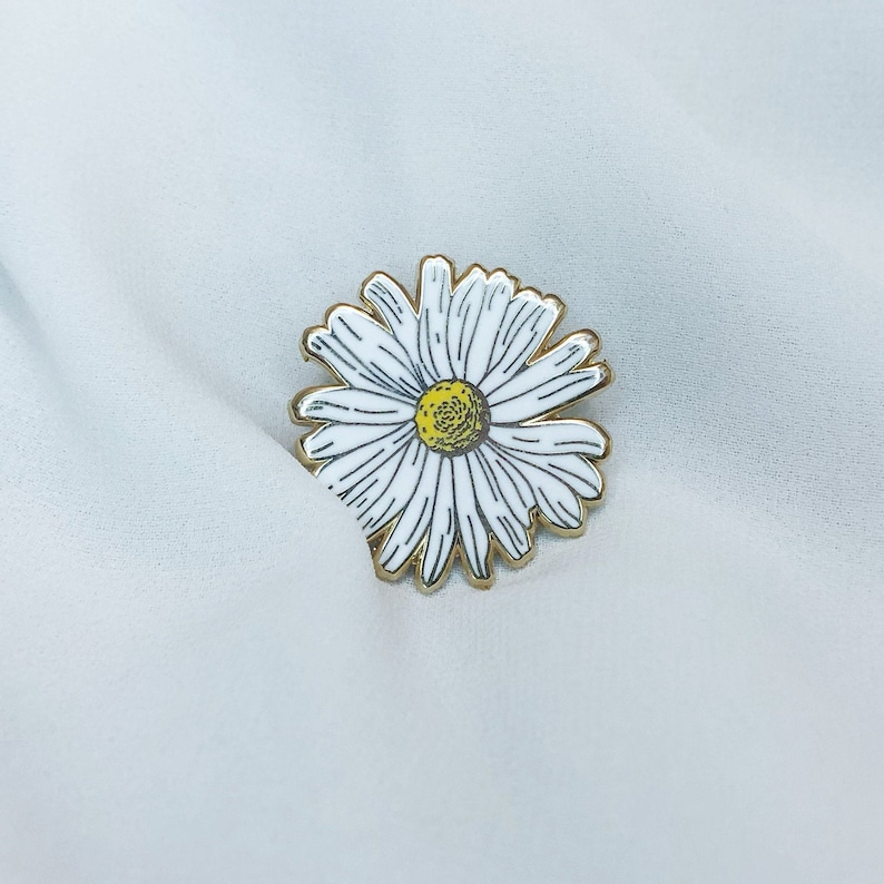 Daisy Enamel Pin // Plant Pin // Botanical Pin - Etsy