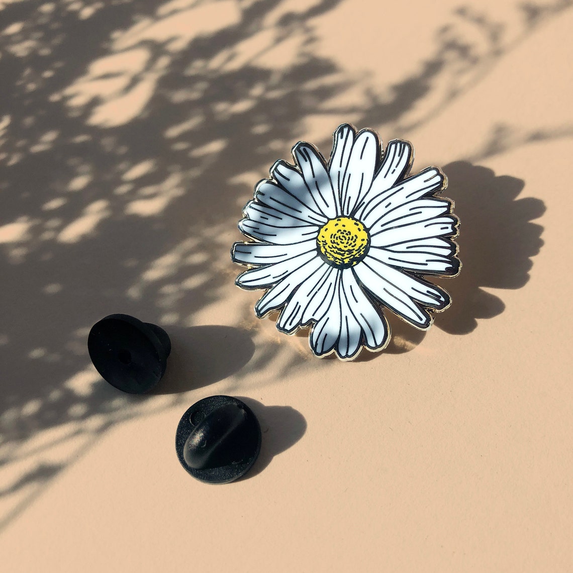 Daisy Enamel Pin // Plant Pin // Botanical Pin - Etsy
