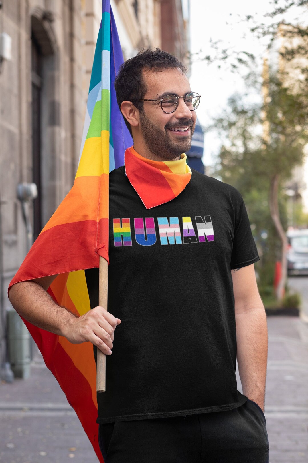 HUMAN LGBTQIA Pride Flags Camiseta unisex / Gay Bisexual Transgénero ...