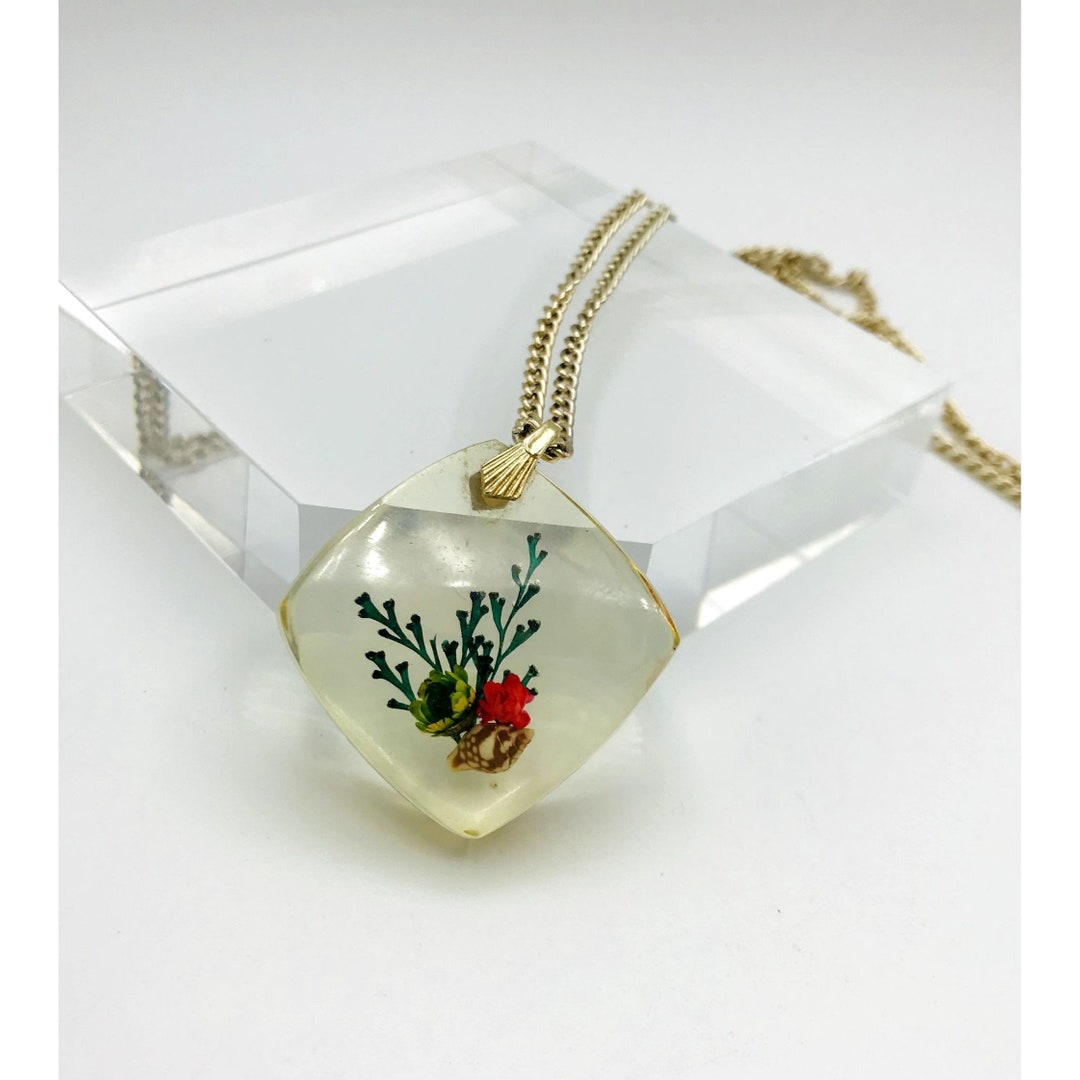 Vintage 20 Necklace Clear Resign With Flower and Seashell Inside - Etsy