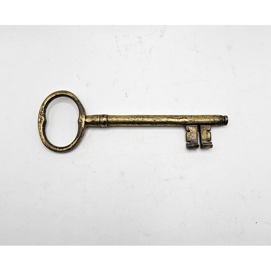ANTIQUE LARGE IRON Key Catle Key Jail House Lock Key Collectible ...