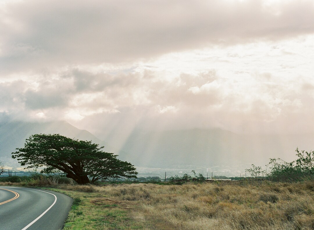 Maui Countryside | Sun Shining Through Clouds in Maui Countryside ...
