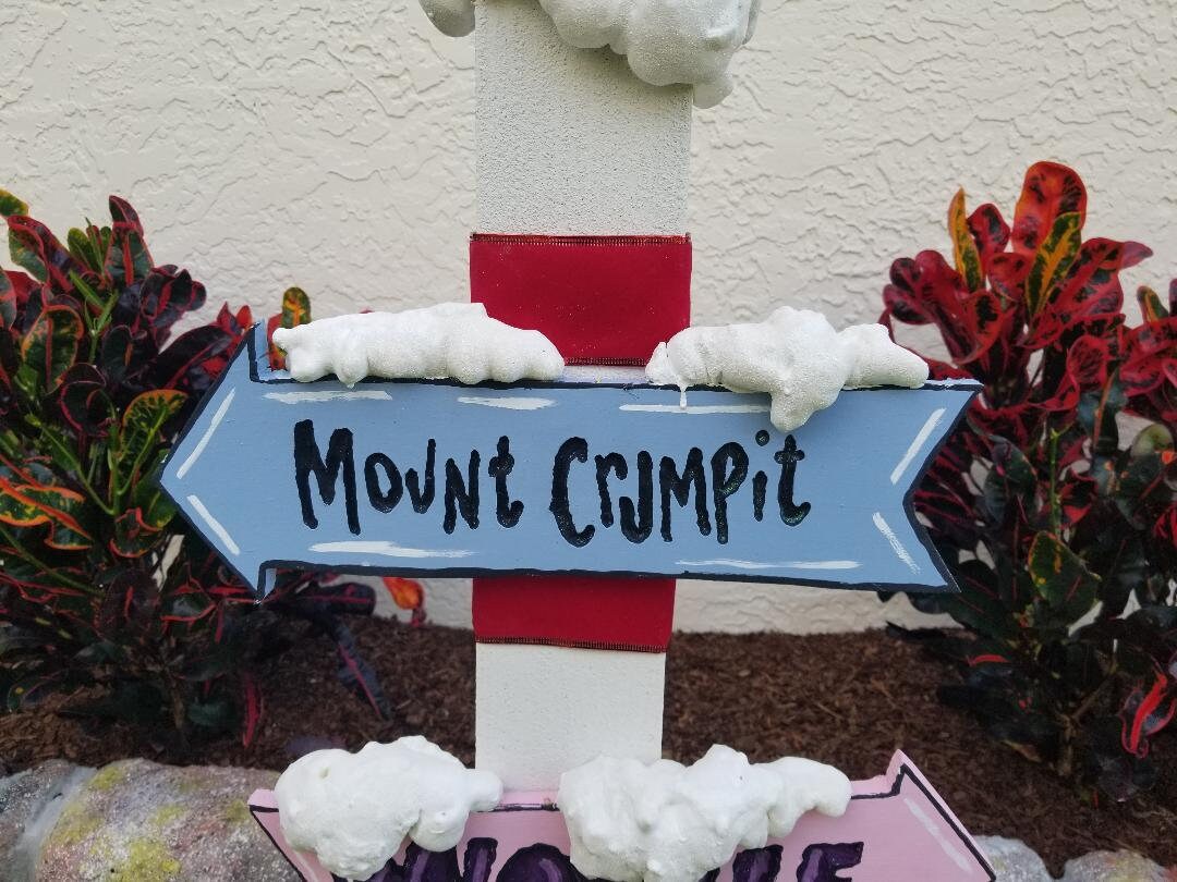Grinch Sign Post Whoville Mount Crumpit Grinch's Lair - Etsy.de