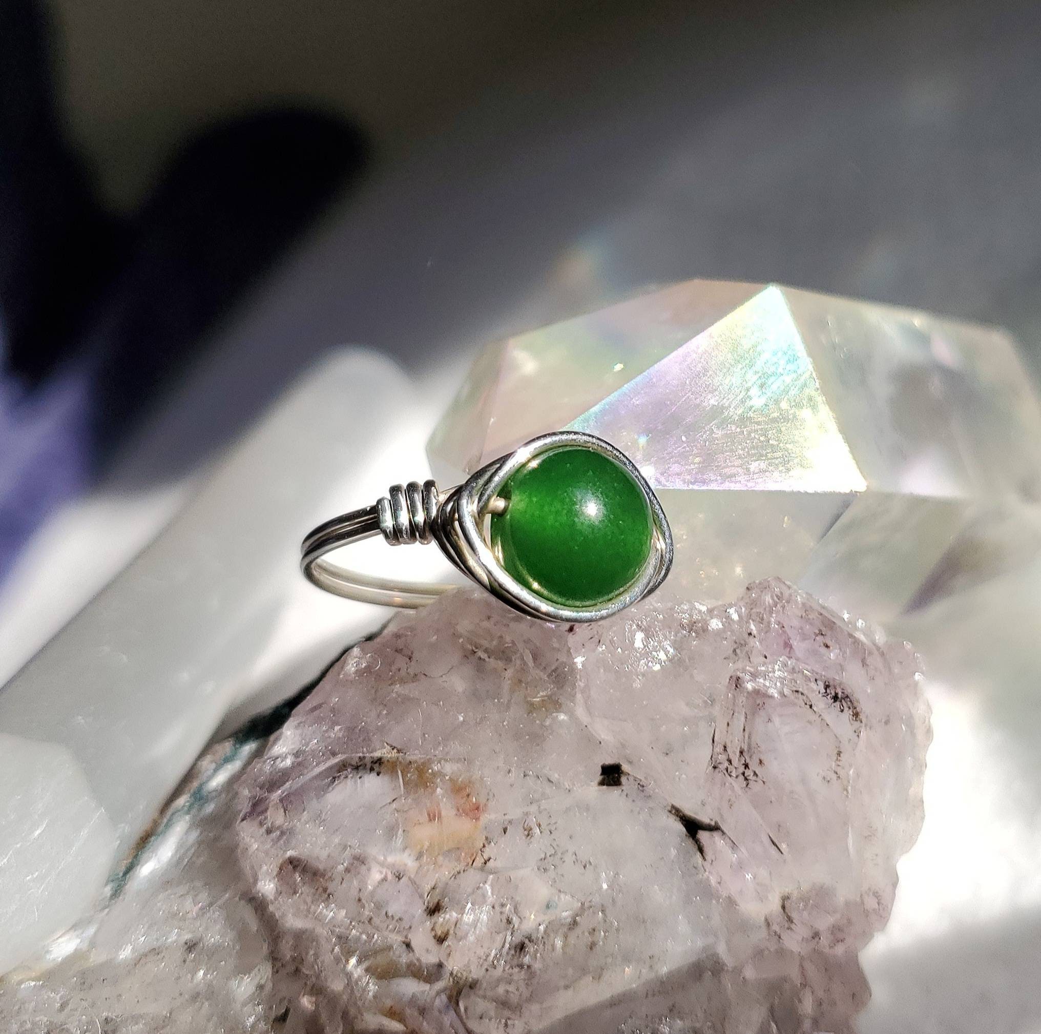 Anillo de piedra de jade verde envuelto en alambre de cobre o alambre ...
