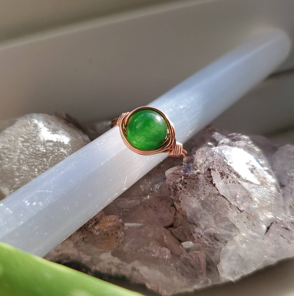Anillo de piedra de jade verde envuelto en alambre de cobre o alambre ...