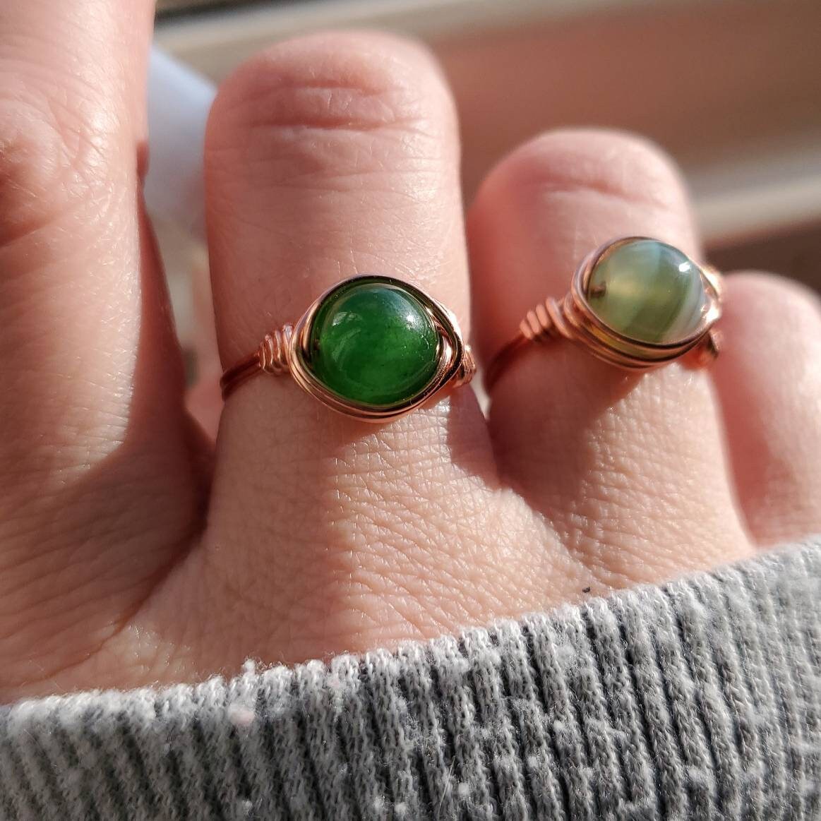 Anillo de piedra de jade verde envuelto en alambre de cobre o alambre ...