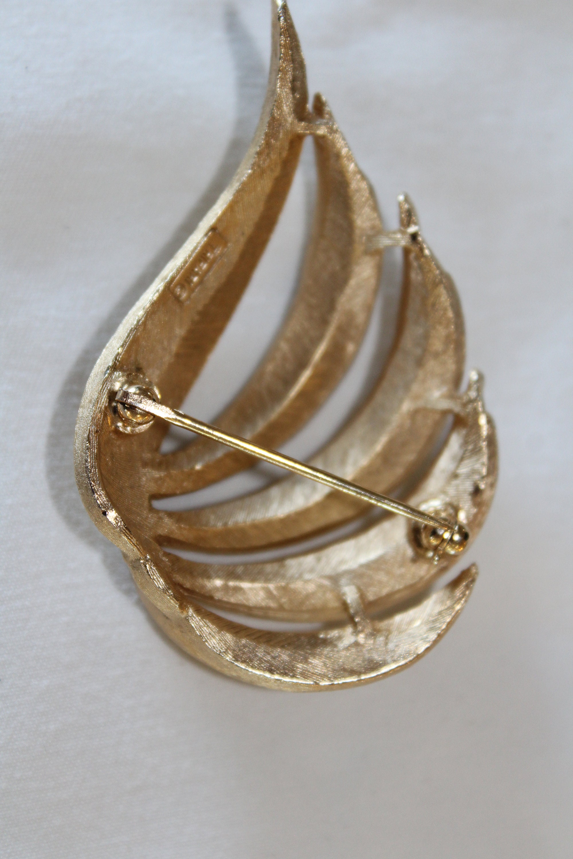 Elegant Trifari Vintage Brooch Pin - Etsy