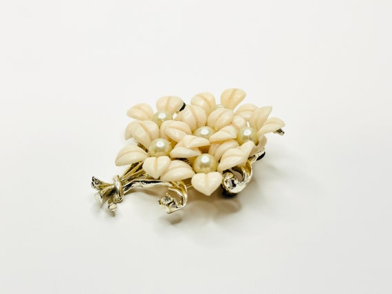 Vintage Plastic Floral Brooch - Gem