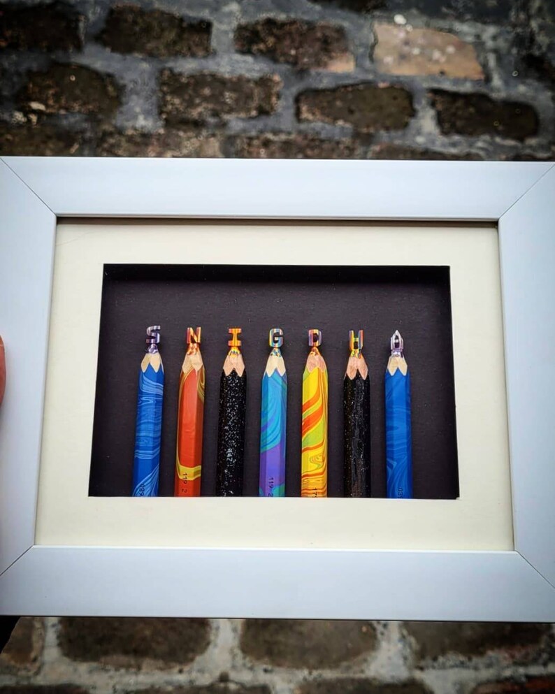 Nomi incisi sulle punte di matite colorate. Regalo personalizzato fatto ...