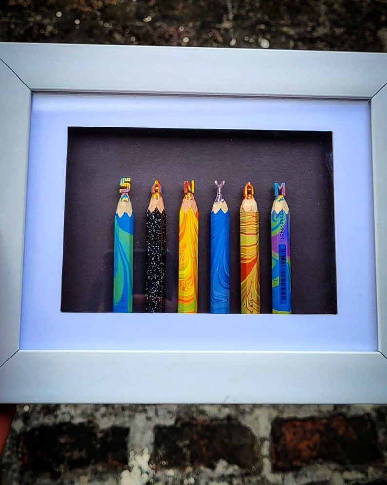 Nomi incisi sulle punte di matite colorate. Regalo personalizzato fatto ...
