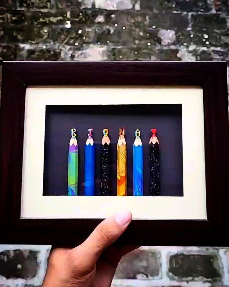 Nomi incisi sulle punte di matite colorate. Regalo personalizzato fatto ...