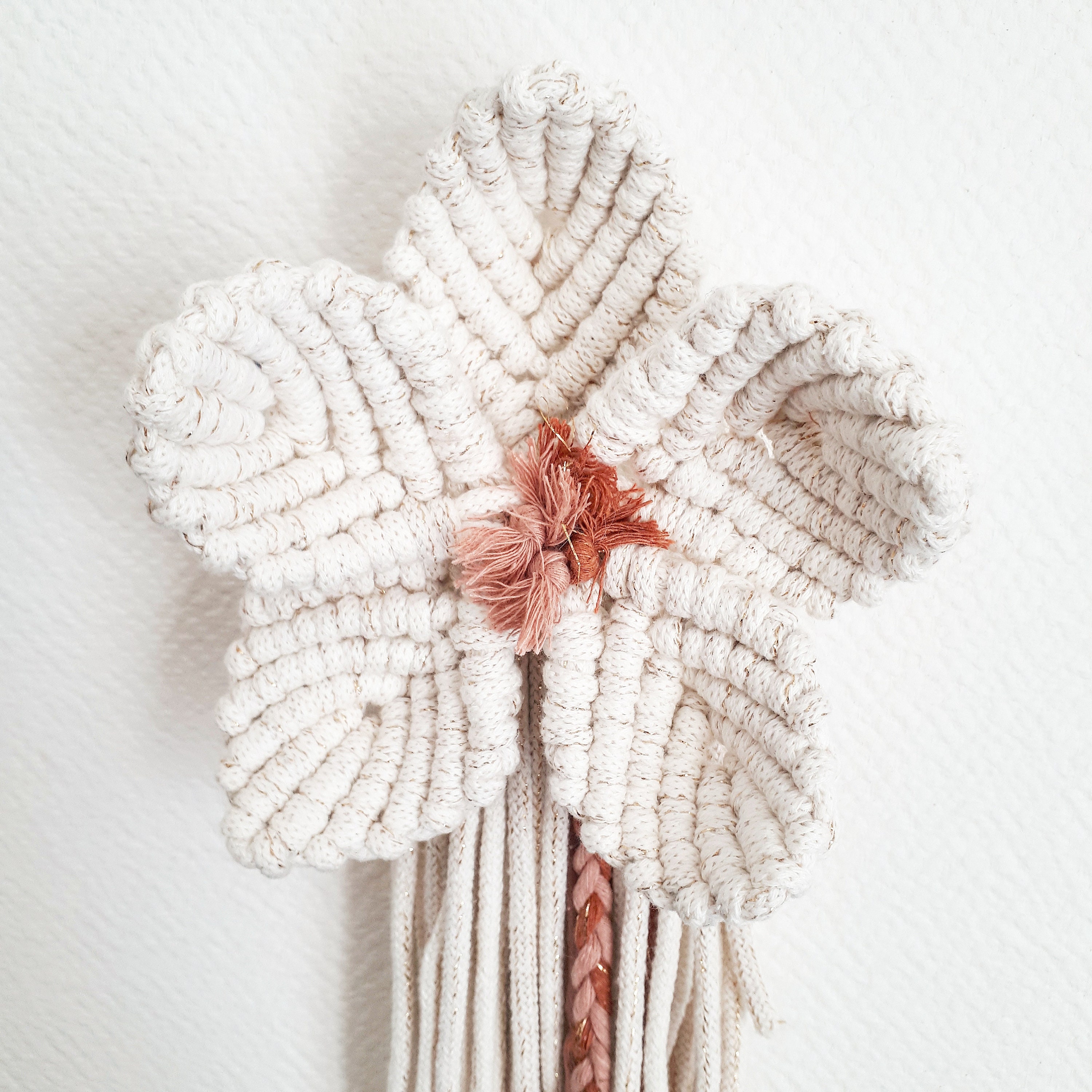 Flor de macramé colgante natural dorada - Etsy España