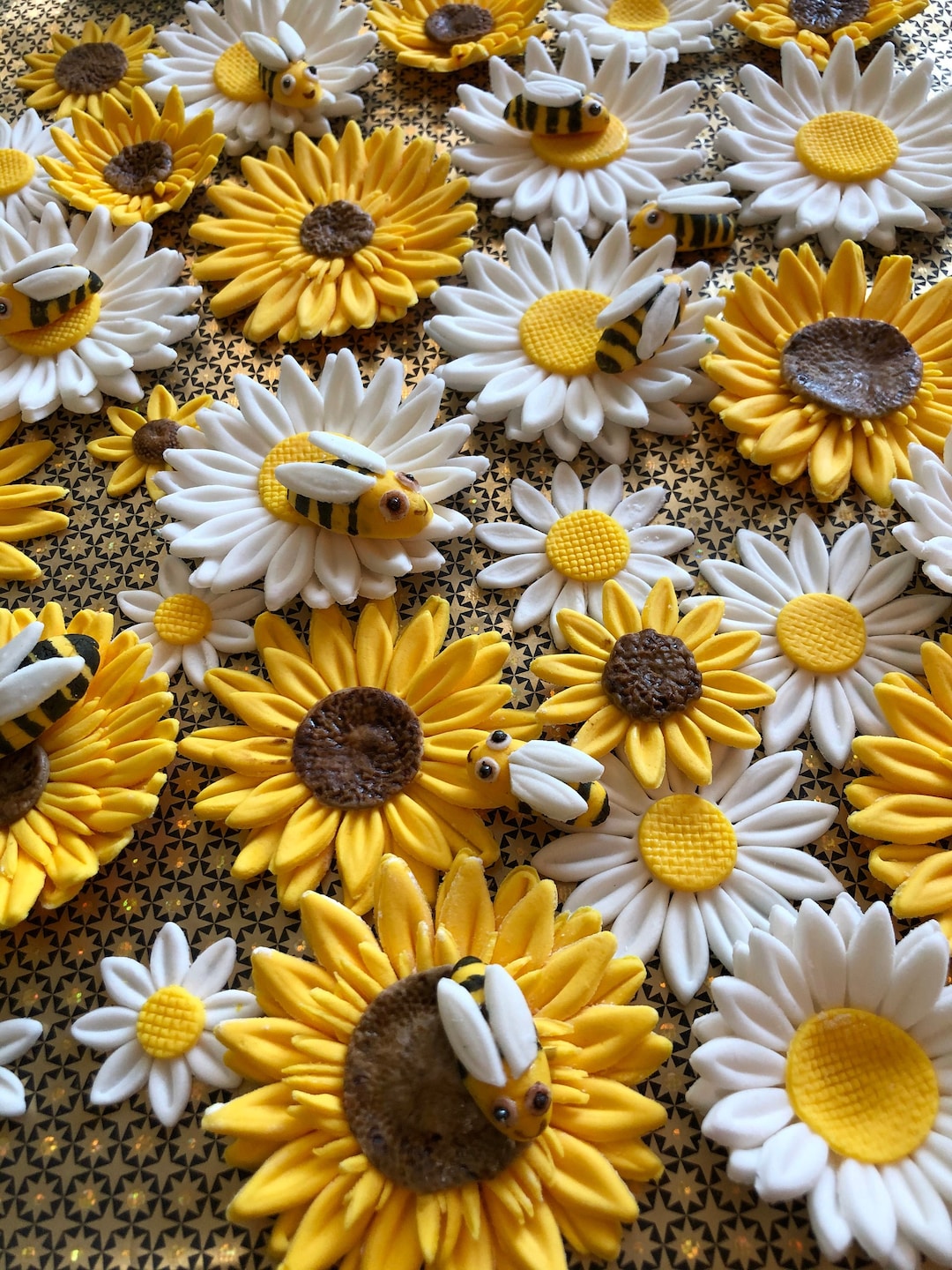 Fondant Flowers/ Fondant Daisies, Sunflowers and Bees / Gum Paste Daisy ...