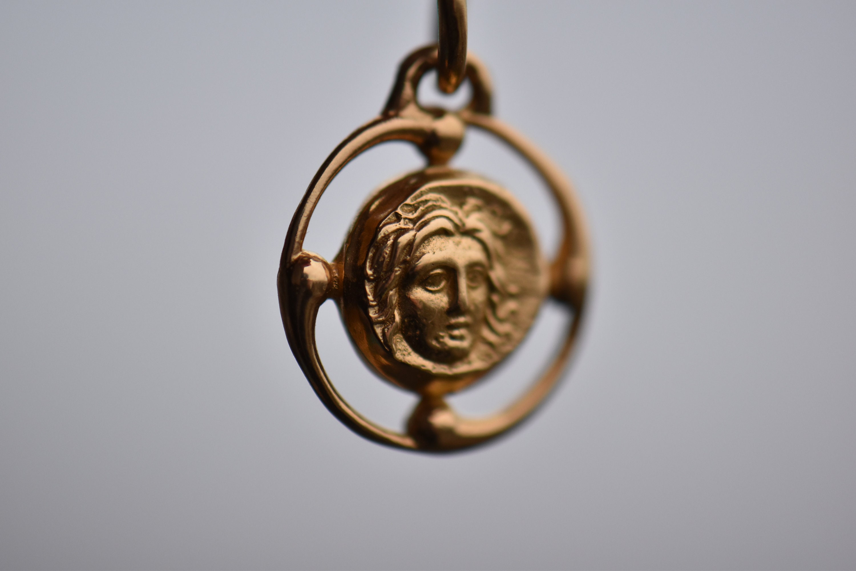 Apollo Medallion Gold 21 Ct. Hidrieus - Etsy