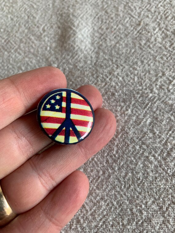 American Flag Peace Pin Back Button / 60's & 70's Fas… - Gem