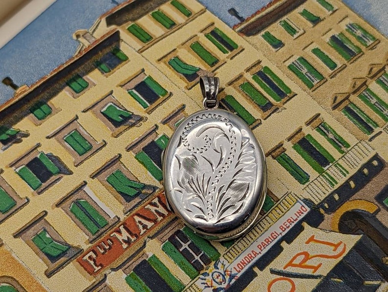 Sweet Little Locket. Sterling Silver. Engraved Design - Etsy