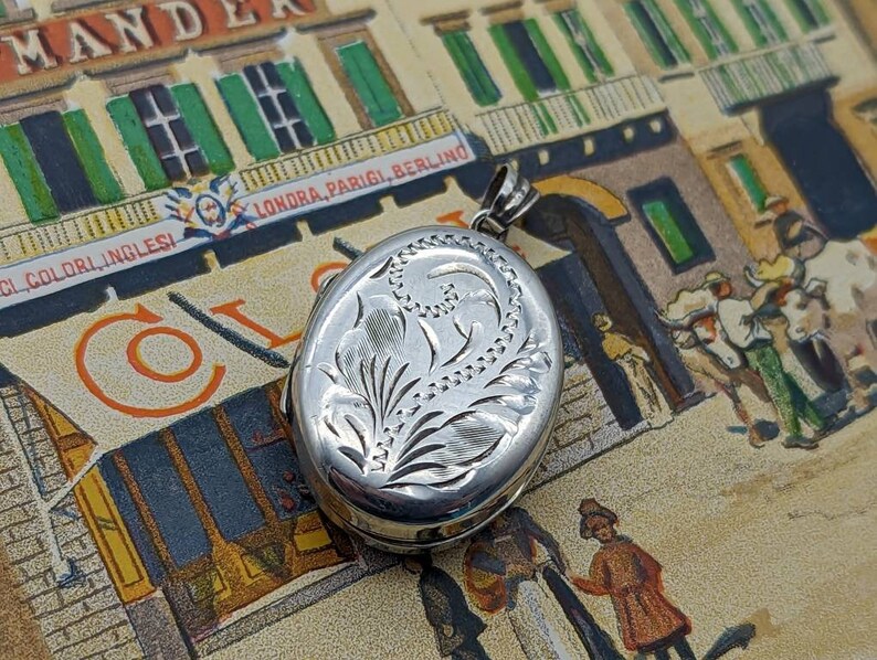 Sweet Little Locket. Sterling Silver. Engraved Design - Etsy