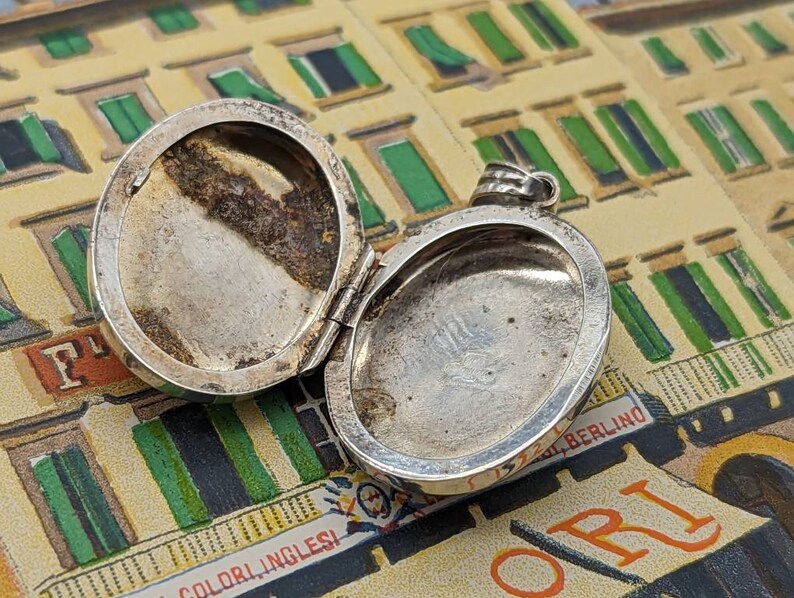 Sweet Little Locket. Sterling Silver. Engraved Design - Etsy