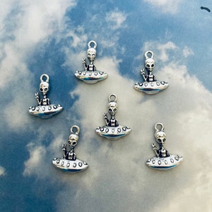 UFO Charm, Alien Charm, 6 or 12 Charms - Etsy