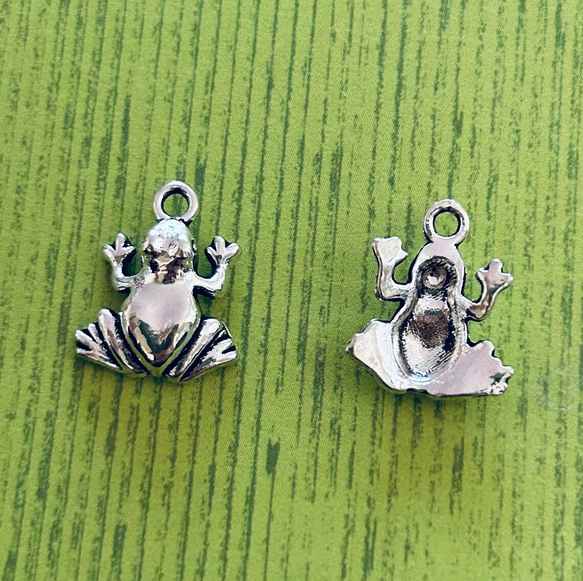 Frog Charms (6 or 12 Charms) Toad Charms, Reptiles Charms - Etsy
