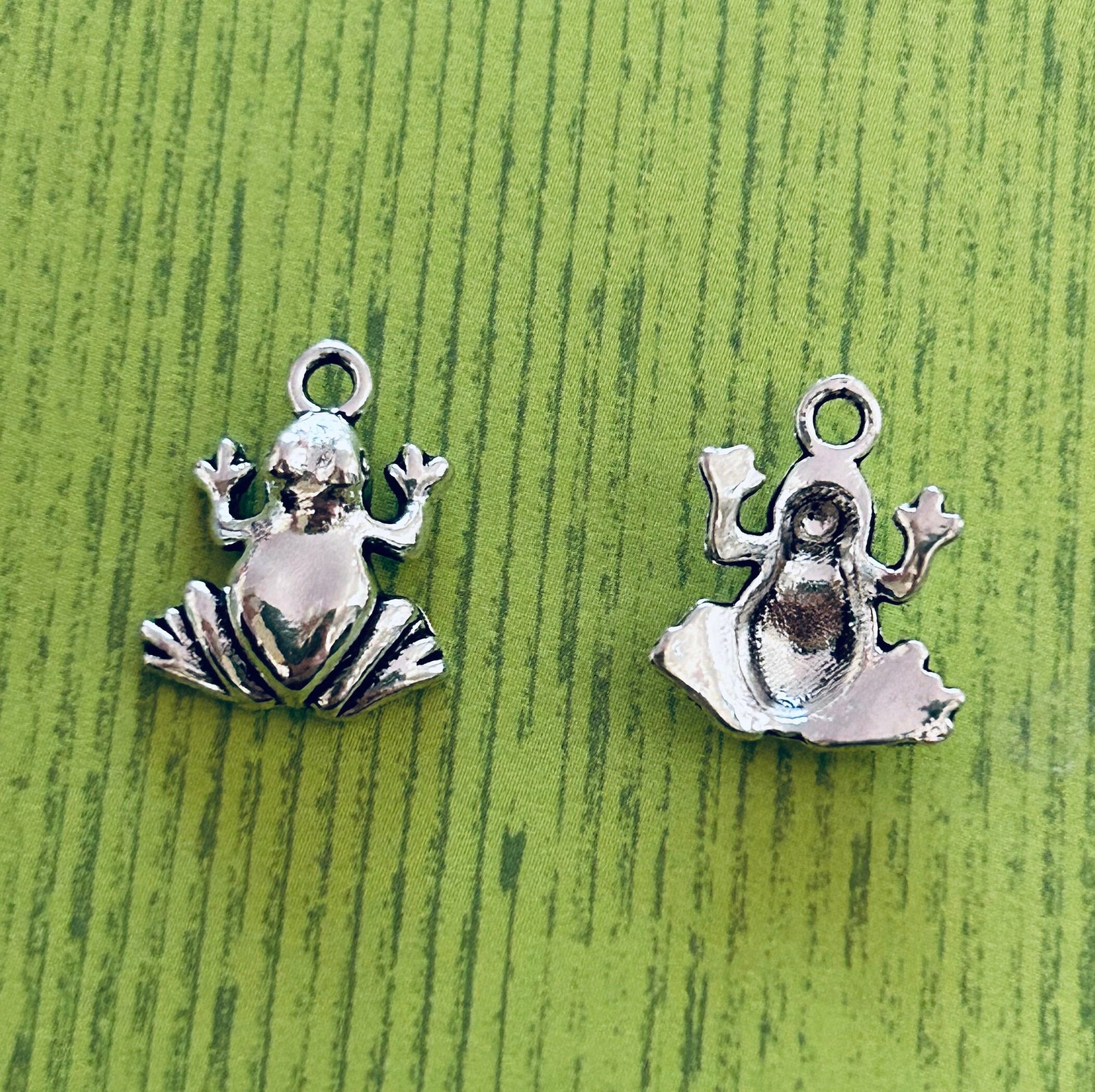 Frog Charms (6 or 12 Charms) Toad Charms, Reptiles Charms - Etsy