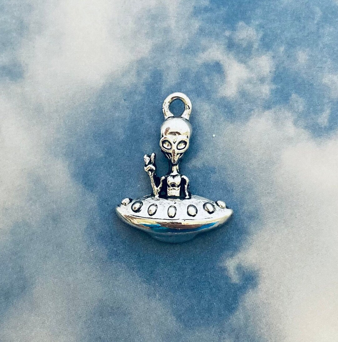 UFO Charm, Alien Charm, 6 or 12 Charms - Etsy