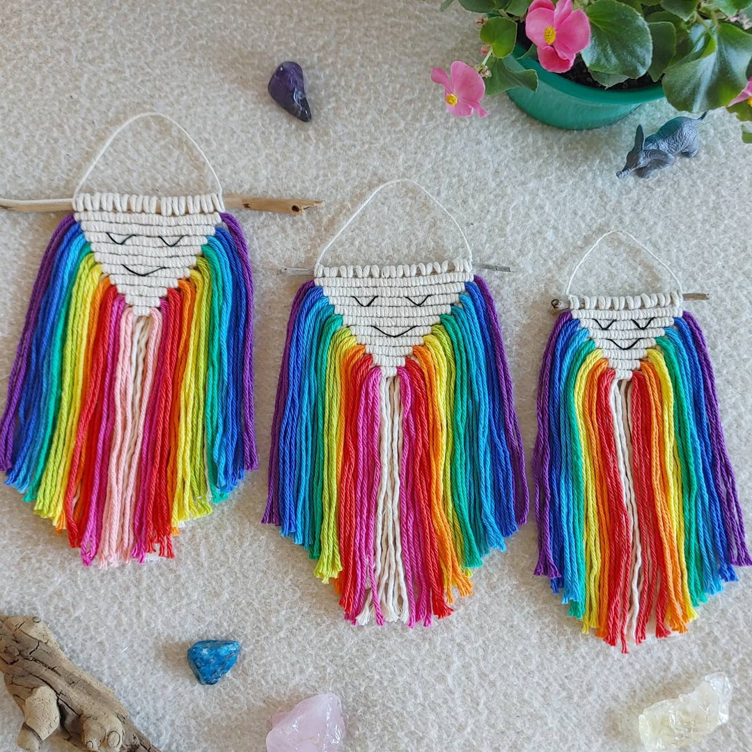 Zen Face Rainbow Wall Hanging / Mini Rainbow Macrame / Smiley Face Wall ...
